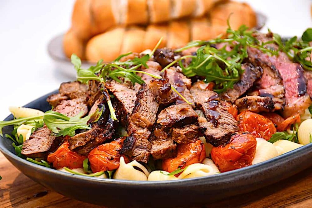 Ribeye med pasta, asparges og en cremet sauce