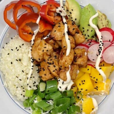 Laksebowl med bagt laks, ris og grøntsager