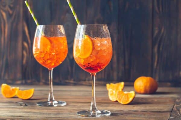 Tom Collins - opskrift på drink med gin og danskvand - Madens Verden
