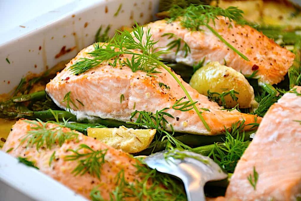 Laks med kartofler og grøntsager i ovn som mad i fad