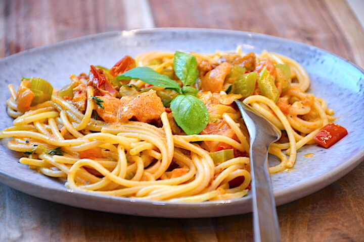 Italiensk pastaret med broccoli, asparges og bacon