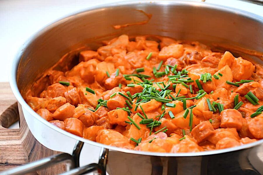 Pasta opskrift med tomatflødesovs og bacon - Madens Verden