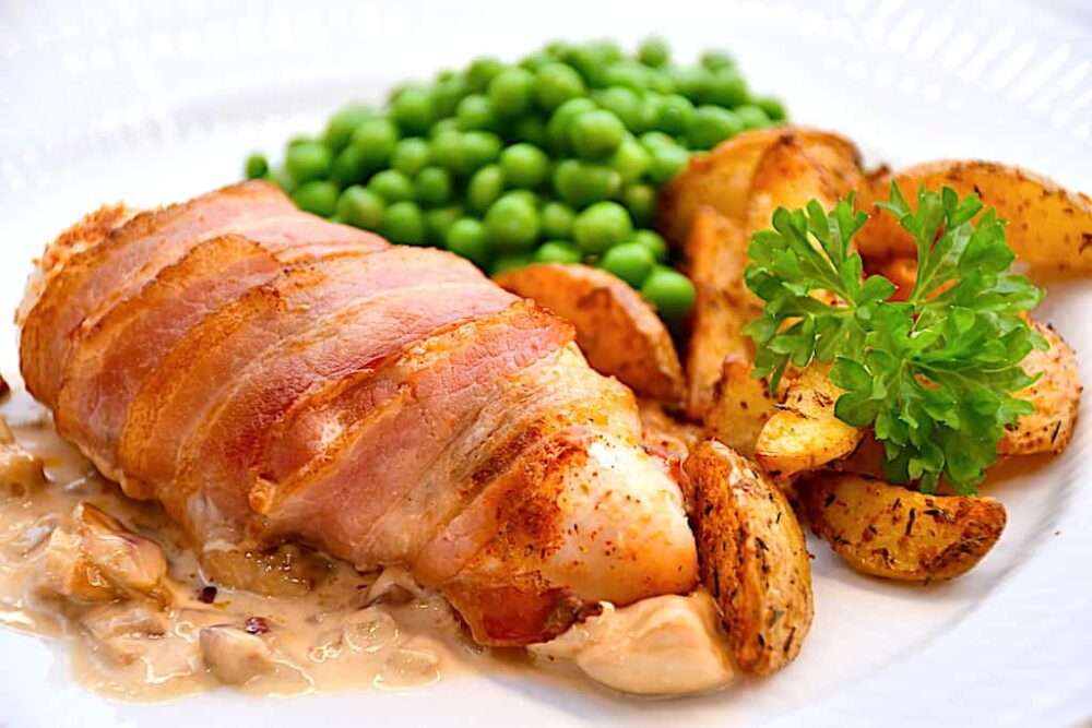 Kylling med baconsvøb og champignon sauce