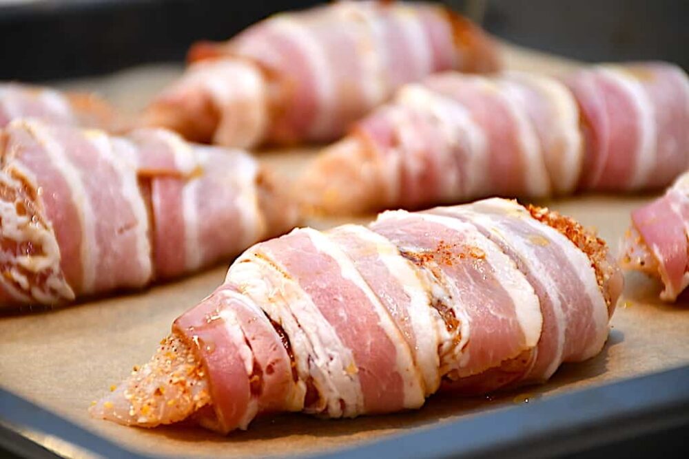 Kylling med baconsvøb og champignon sauce