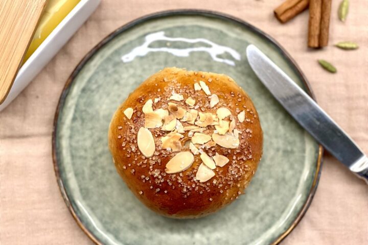 Juleboller med krydderier, æble og marcipan