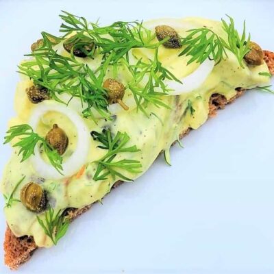 Hjemmelavet karrysild med kapers