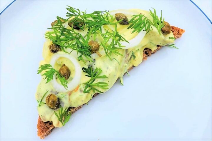 Hjemmelavet sildesalat - klassisk opskrift med æg og karry