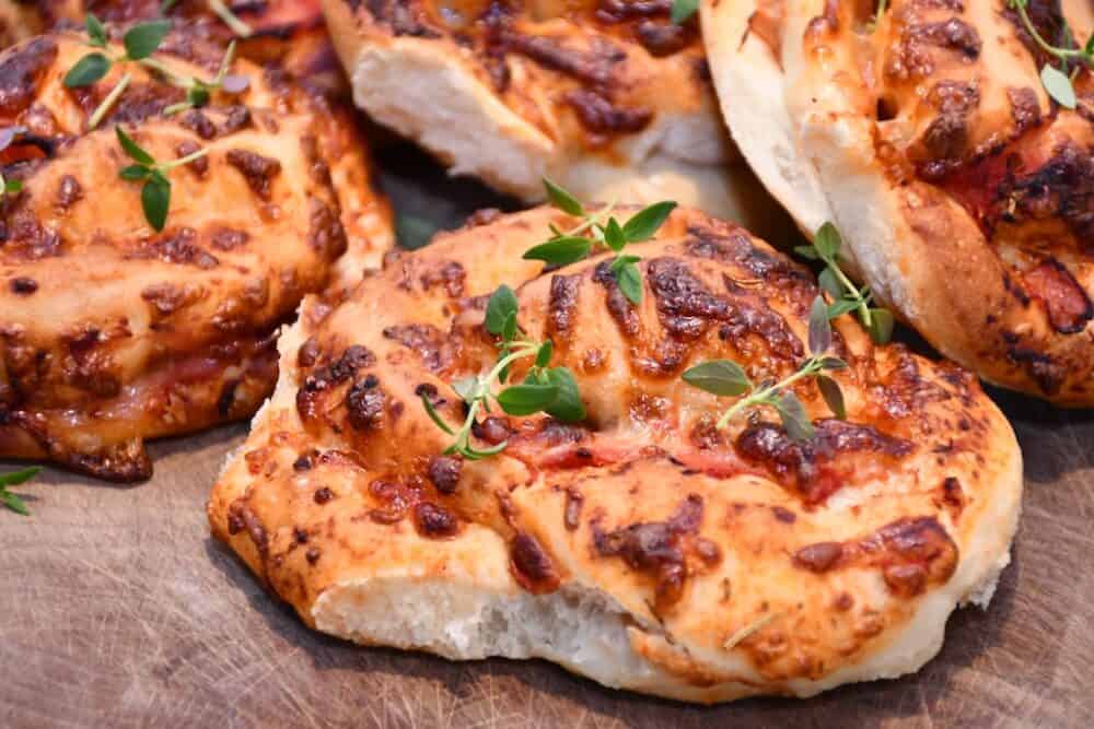 Nemme og lækre pizzasnegle med skinke