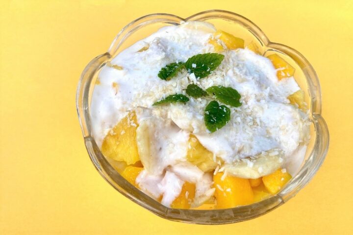 Eksotisk frugtsalat med lækker kokoscreme - Madens Verden