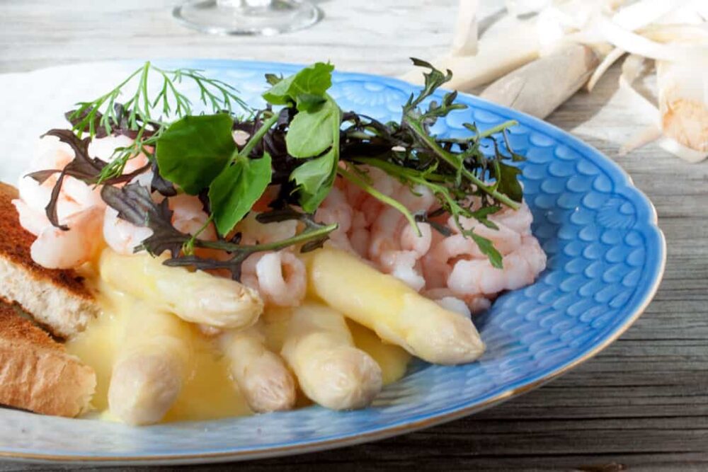 Hvide asparges med rejer (og mousseline)