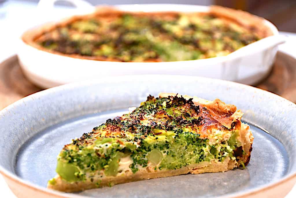 Broccolitærte - nem og klassisk opskrift med eller uden bacon