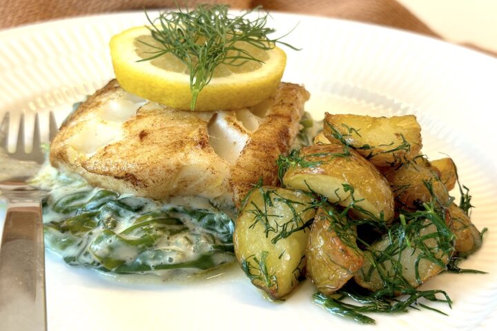 Torsk med spinat og stegte dildkartofler