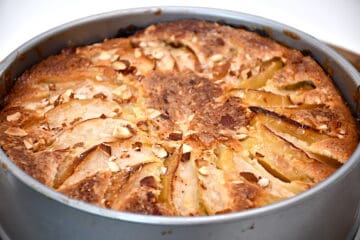 Æblekage (bedste kage med æble, kanel, remonce og creme)