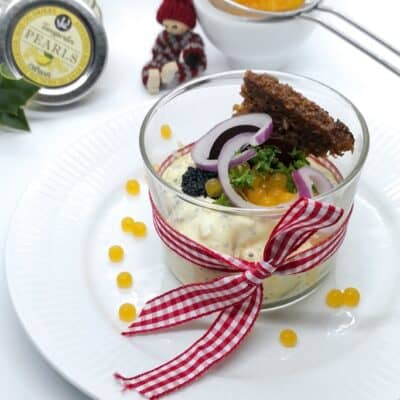 Hjemmelavet sildesalat - klassisk opskrift med æg og karry