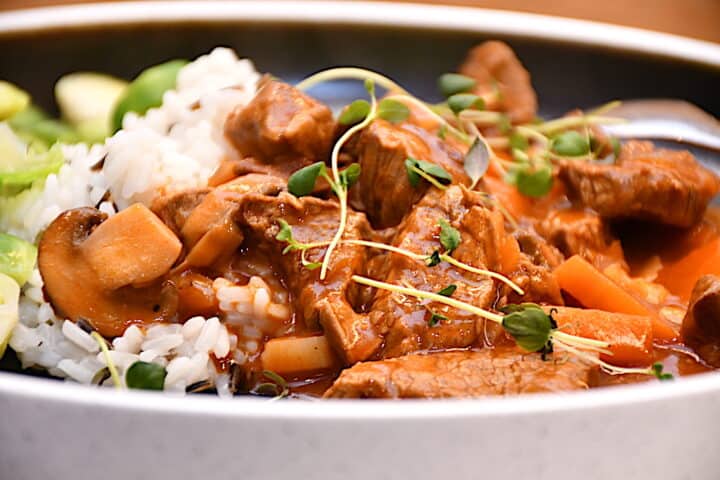 Oksemørbradgryde med champignon og gulerødder
