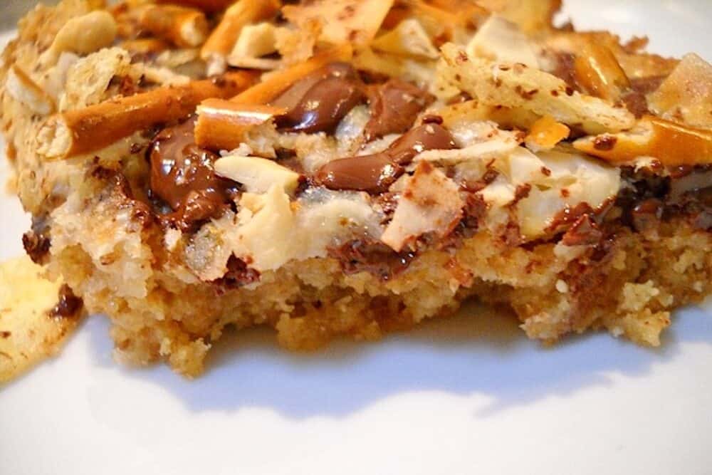 Kitchen sink bars - amerikansk kage med saltstænger - Madens Verden