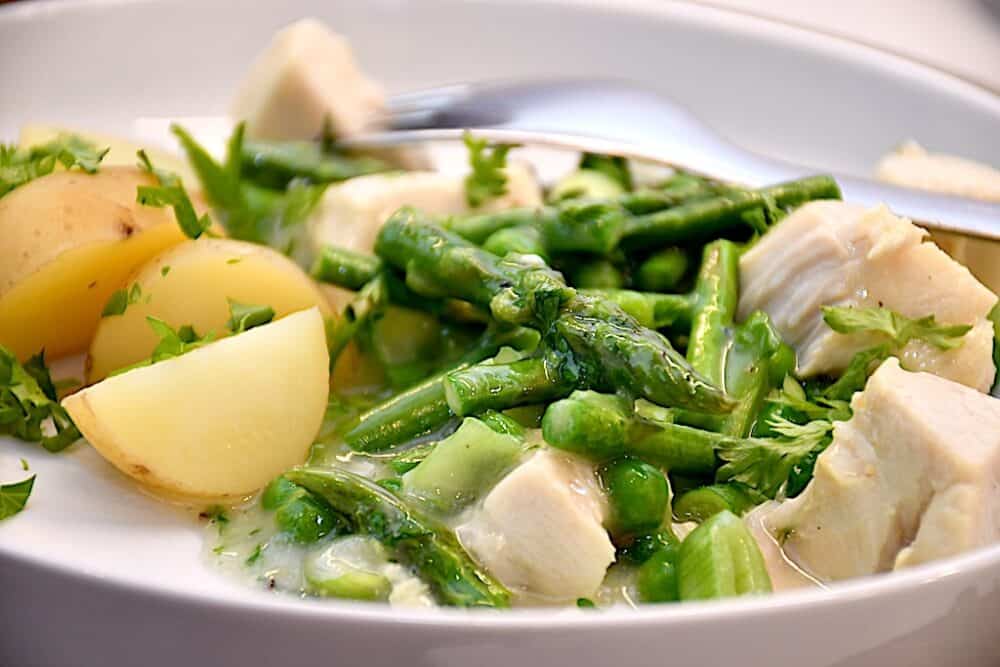 Kogt kylling (sådan skal du koge en hel kylling) - Madens Verden