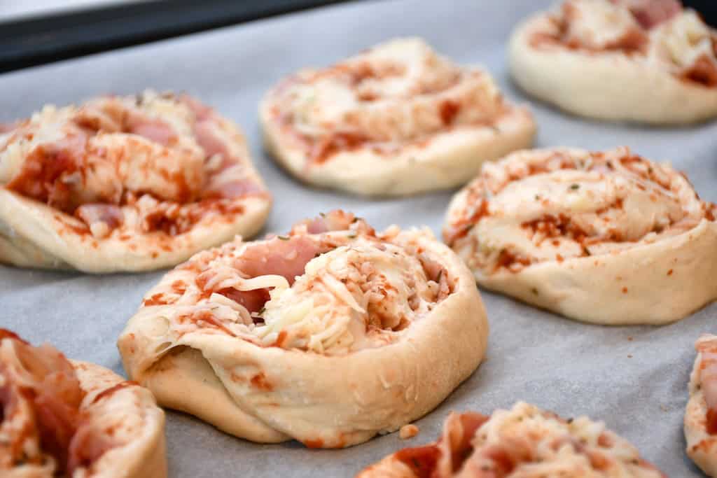 Nemme og lækre pizzasnegle med skinke