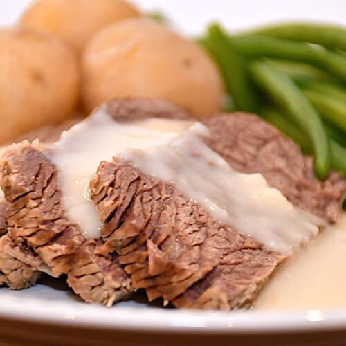 Sprængt oksespidsbryst med peberrodssovs