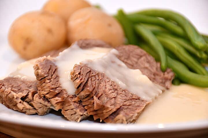 Sprængt oksespidsbryst med peberrodssovs