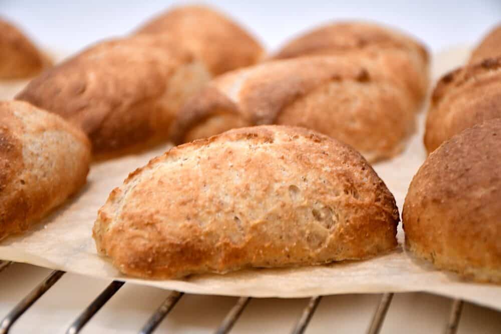 Koldhævede kefirboller - nemme boller med kefir