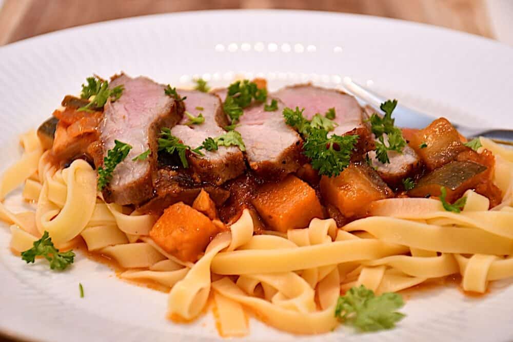 Pluma gris med pasta og lækker ratatouille