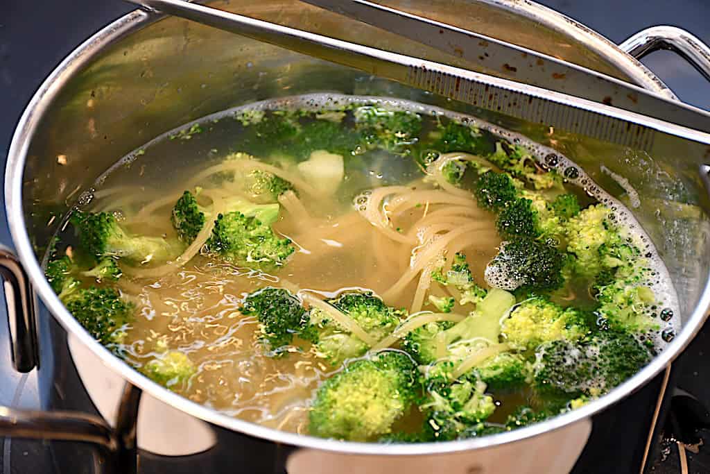 Pasta med æg, broccoli og spinat - nem og lækker opskrift