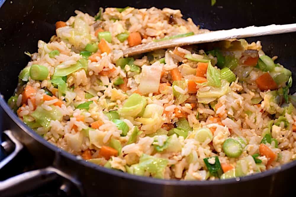 Fried rice med spidskål, gulerødder og soja