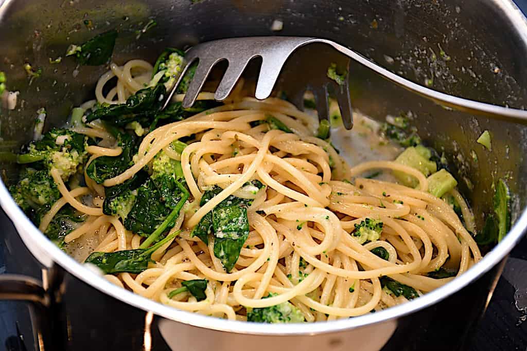Pasta med æg, broccoli og spinat - nem og lækker opskrift
