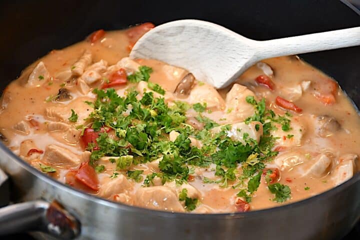 Kongens kyllingeret med champignon og peberfrugt