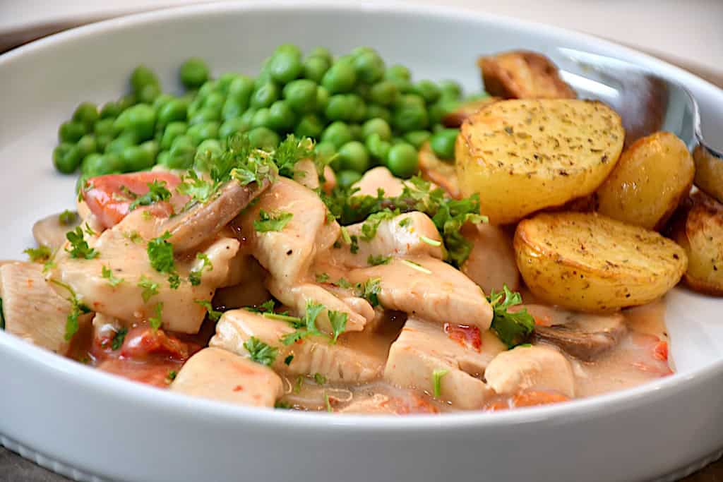 Kongens kyllingeret med champignon og peberfrugt