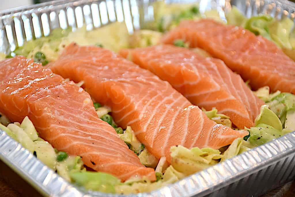 Laks med sommerkål, ærter, kartofler og lækker sovs